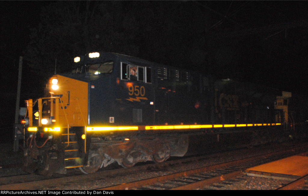 CSX ES44AH 950 YN3b leads Q410-22